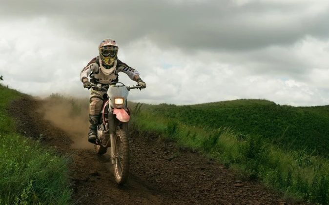 Tips Memilih Motor Trail Yang Harus Anda Pertimbangkan - Blog ruparupa