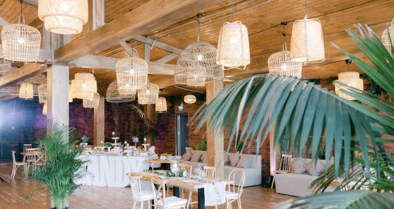 9 Inspirasi Lampu Gantung Cafe yang Estetik - Blog ruparupa