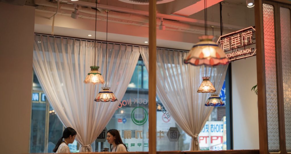 9 Inspirasi Lampu Gantung Cafe yang Estetik - Blog ruparupa
