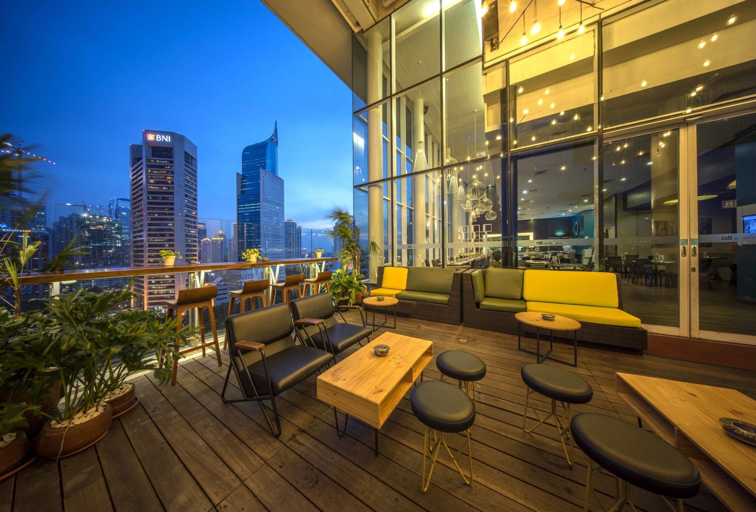 6 Restoran dan Cafe Rooftop Di Jakarta yang Romantis - Blog ruparupa