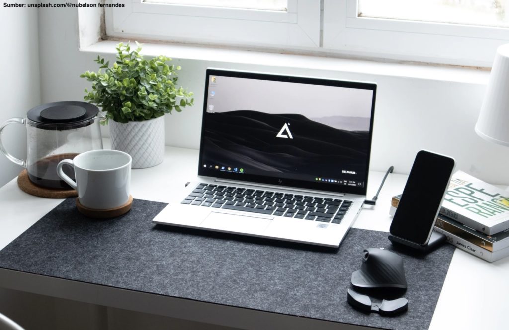 5 Tips Mudah Menata Meja Kerja Agar Lebih Rapi - Blog ruparupa