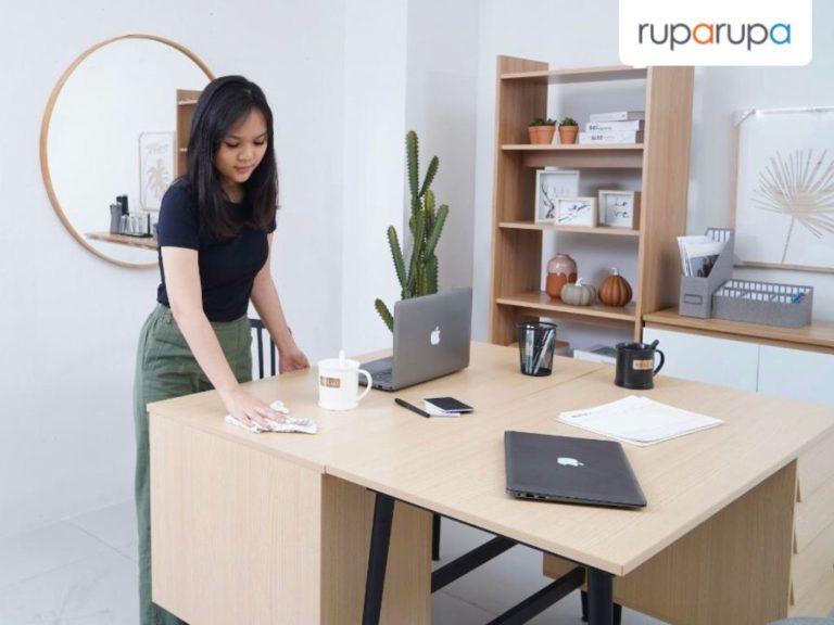4 Cara Merawat Meja Kantor Kayu Agar Tahan Lama- Blog ruparupa