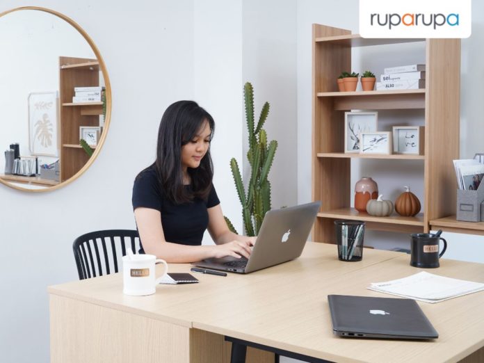 5 Cara Praktis Merapikan Meja Kerja - Blog ruparupa